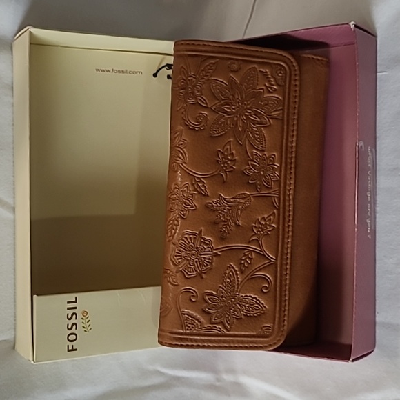 Fossil | Bags | Nwt Fossil Embossed Flap Clutch Saddle Sl245216 Host ...